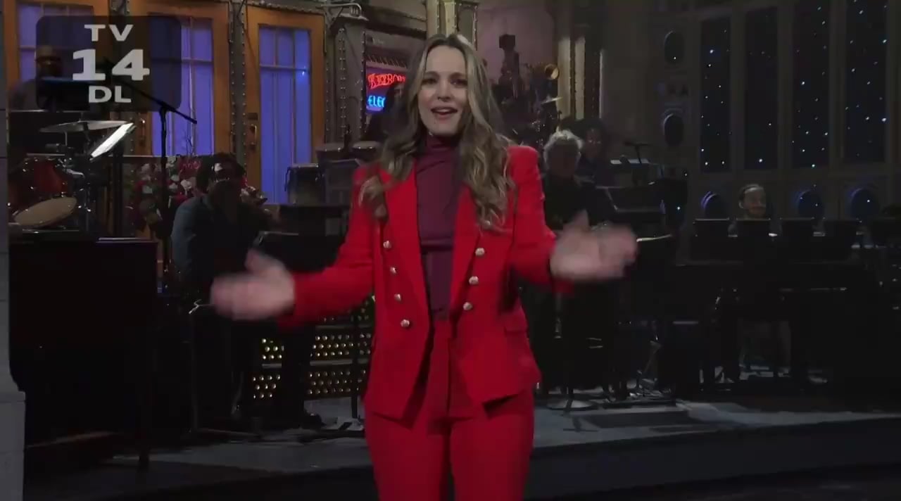 Rachel McAdams introduces Reneé Rapp for her Saturday Night Live ...
