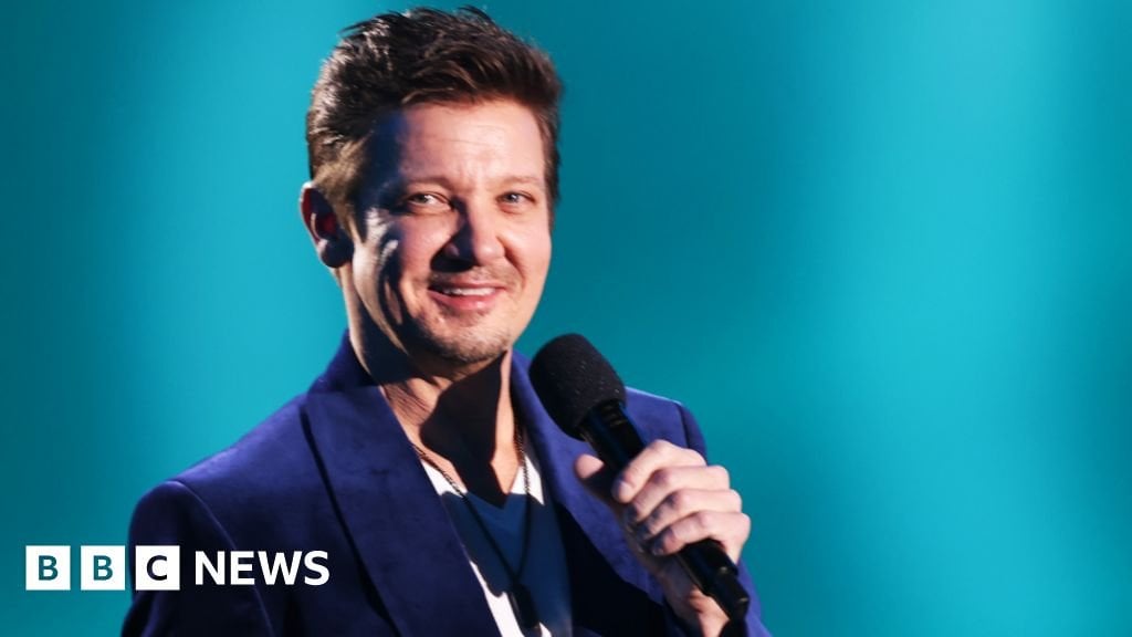 Jeremy Renner gets standing ovation at People’s Choice Awards – F*XOXO