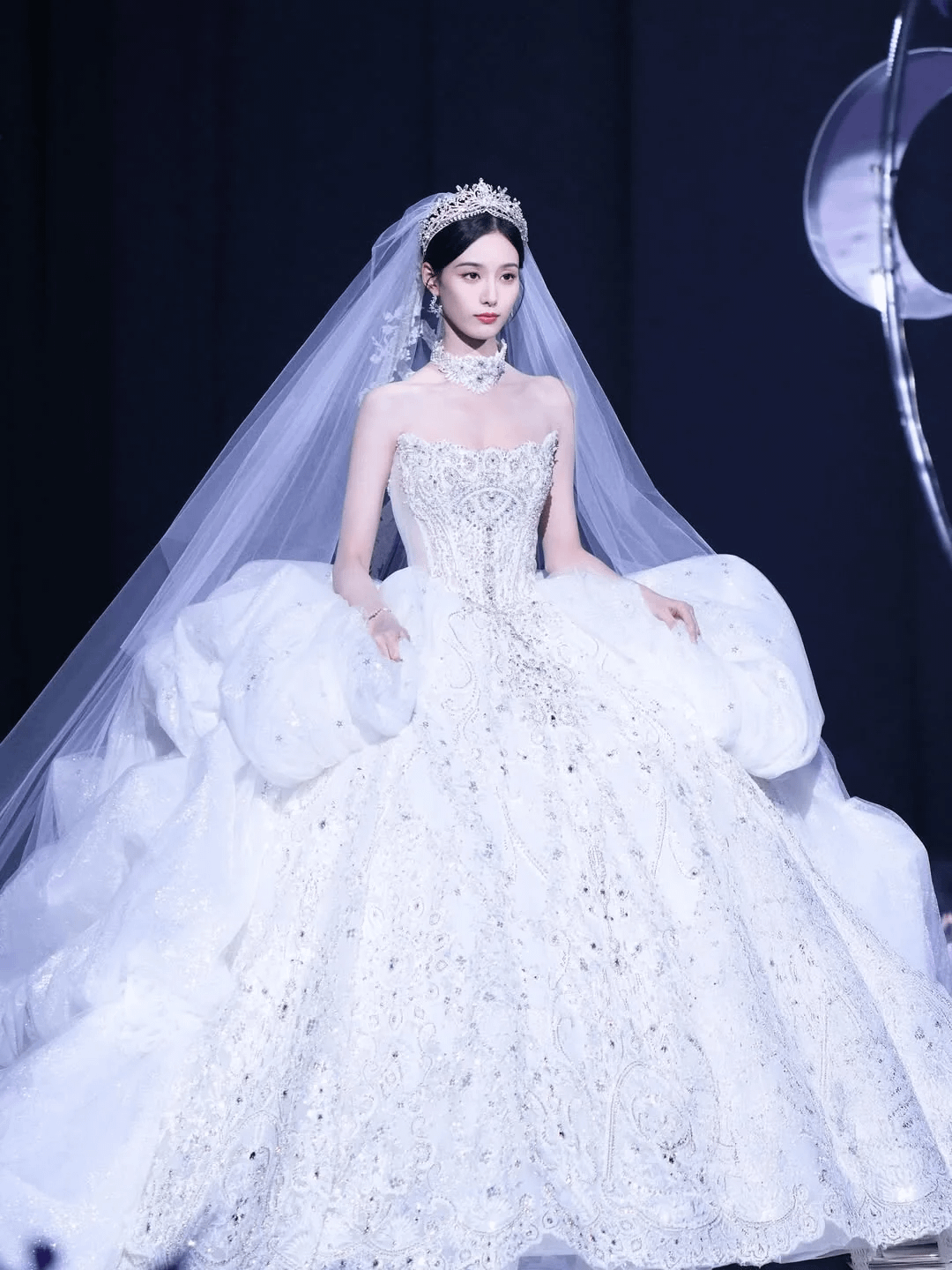Chinese actress Xu Yi Yang and her 10 wedding gowns. - F*XOXO