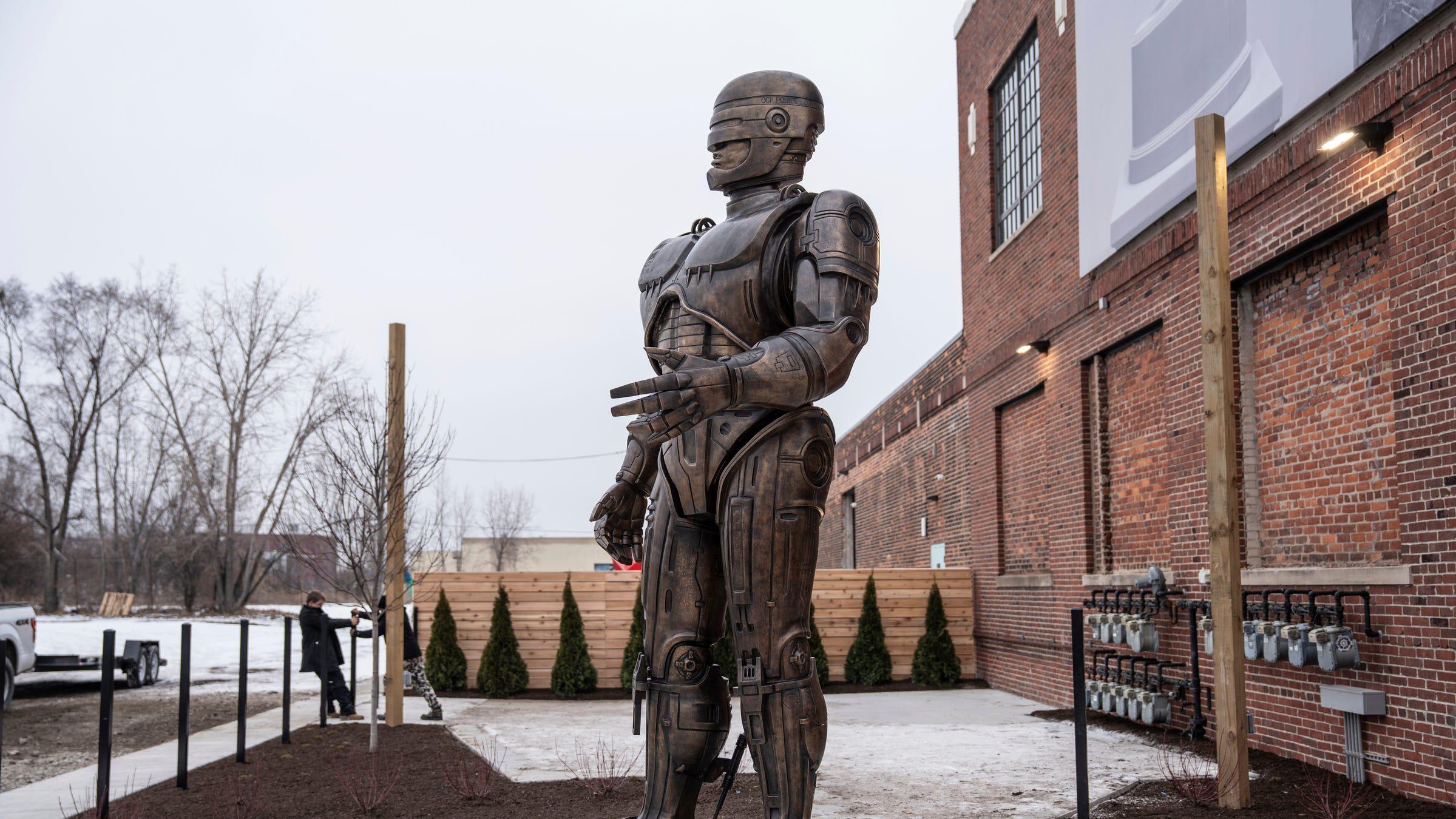 1/4 Million RoboCop Statue unveiled in Detroit after 15 years of ...