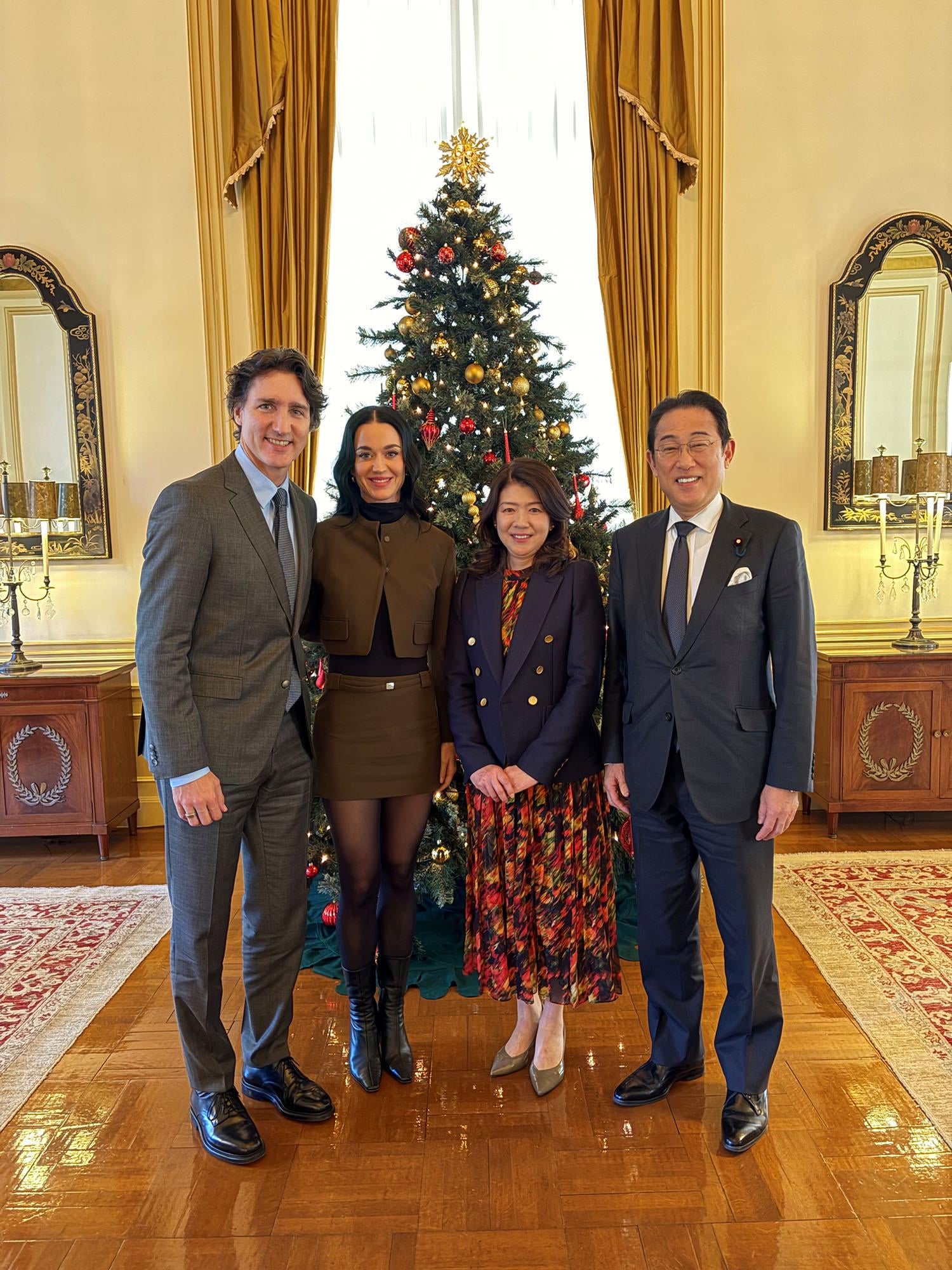 Justin Trudeau share a group pic with former Japanese prime minister ...